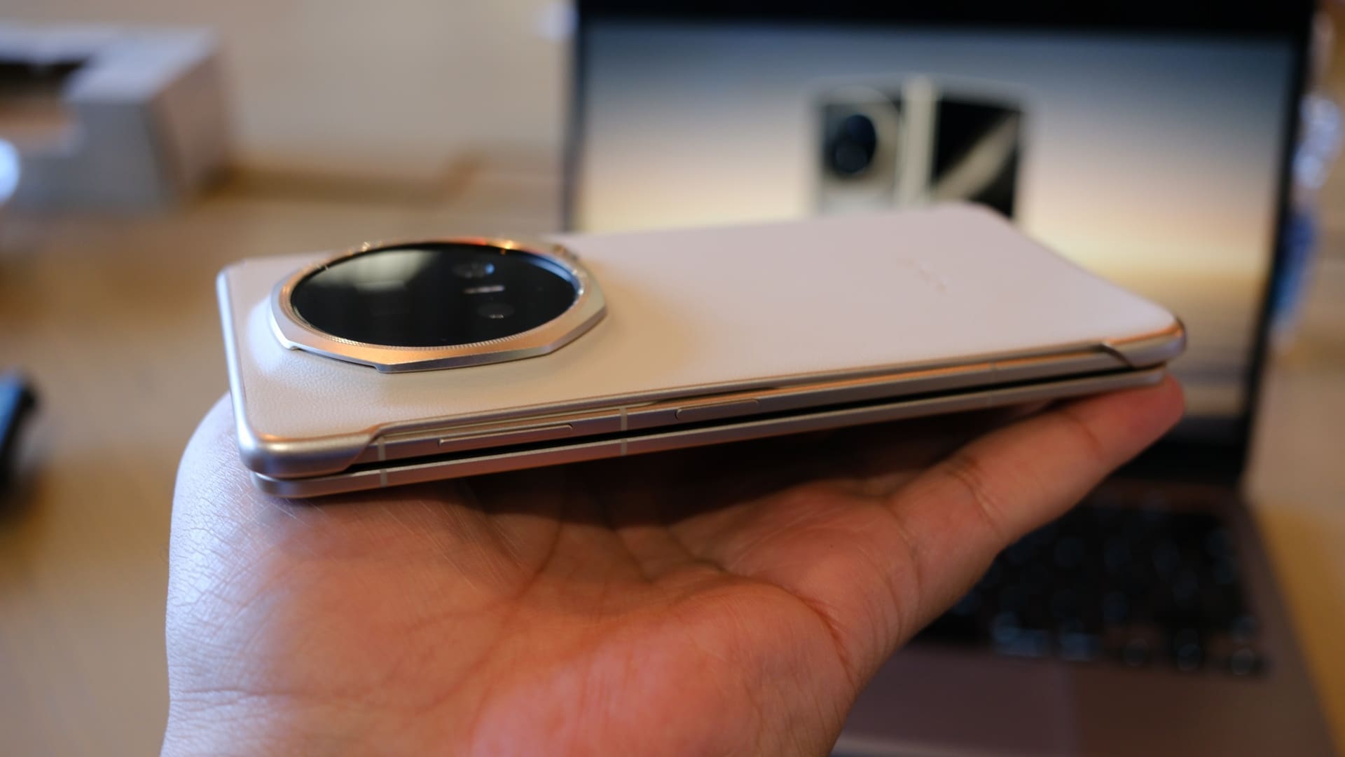 Hands-on with the world's thinnest foldable phone - Hypertext